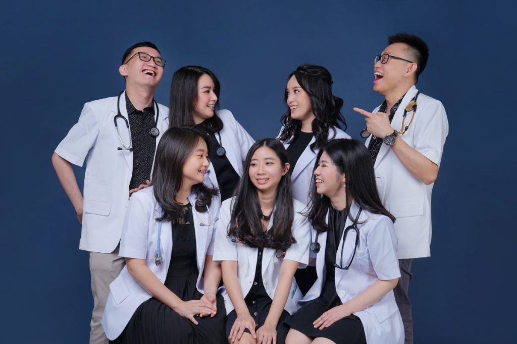 Studio Foto Grup Bersama Teman / Sahabat - Ameltrias Photographie